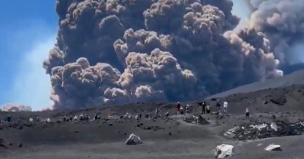 VIDEO Turisti panično bježe podno eruptiranog vulkana Etna | Vijesti Hercegovina.Info